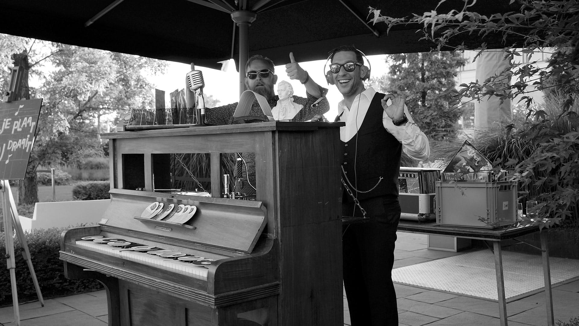 DJ Vintage Vinyl - Ouderwetse gezelligheid met platen en singles